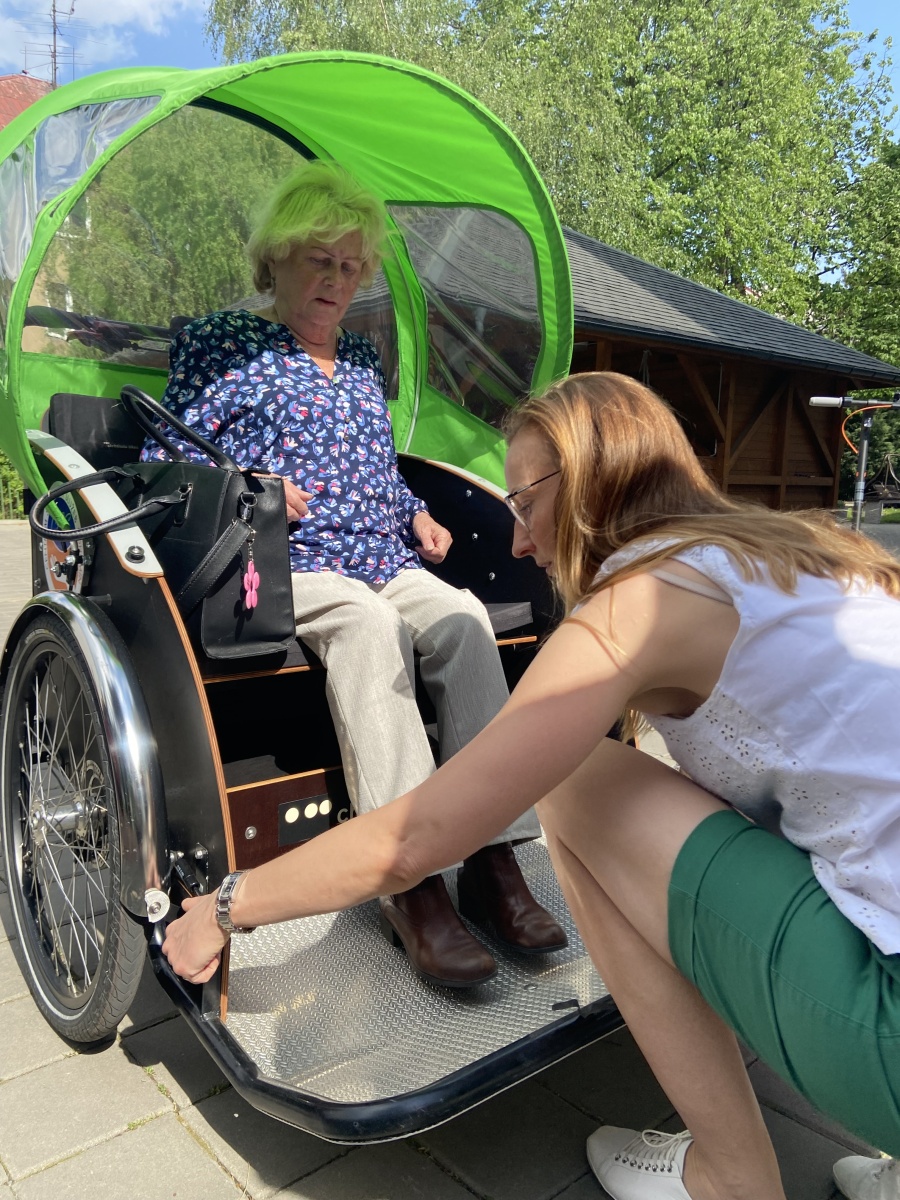 Riksza rowerowa dla seniorów. W Boguminie dbają o najstarszych – zwrot.cz