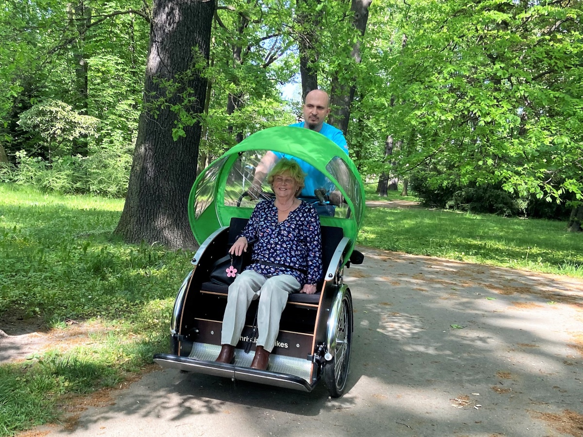 Riksza rowerowa dla seniorów. W Boguminie dbają o najstarszych – zwrot.cz